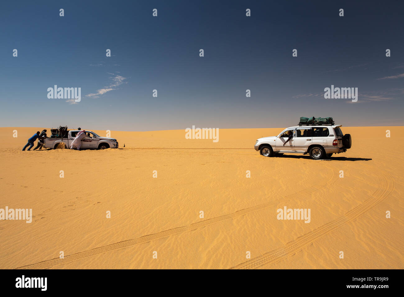 4x4 stuck in desert hi-res stock photography and images - Alamy