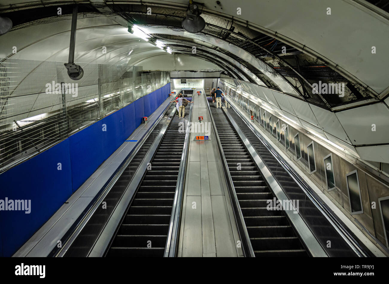 London underground escalator escalators hi-res stock photography and ...