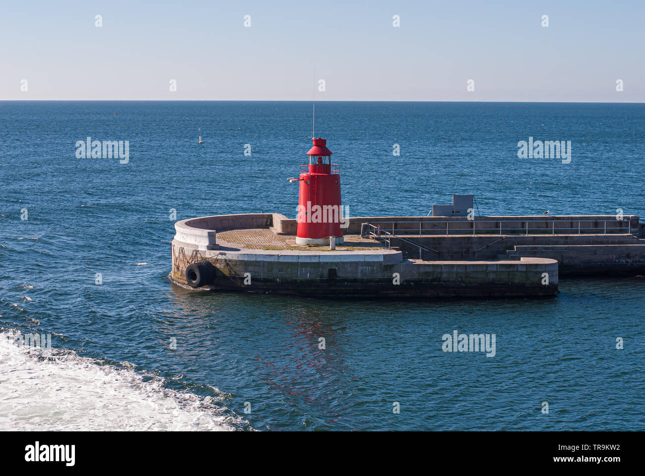 Red navigational light on a breakwater at a port Stock Photo - Alamy