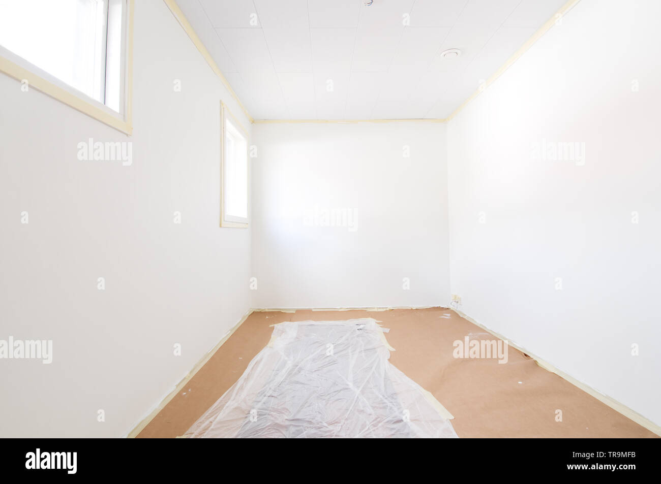 Empty room with two windows hi-res stock photography and images - Alamy