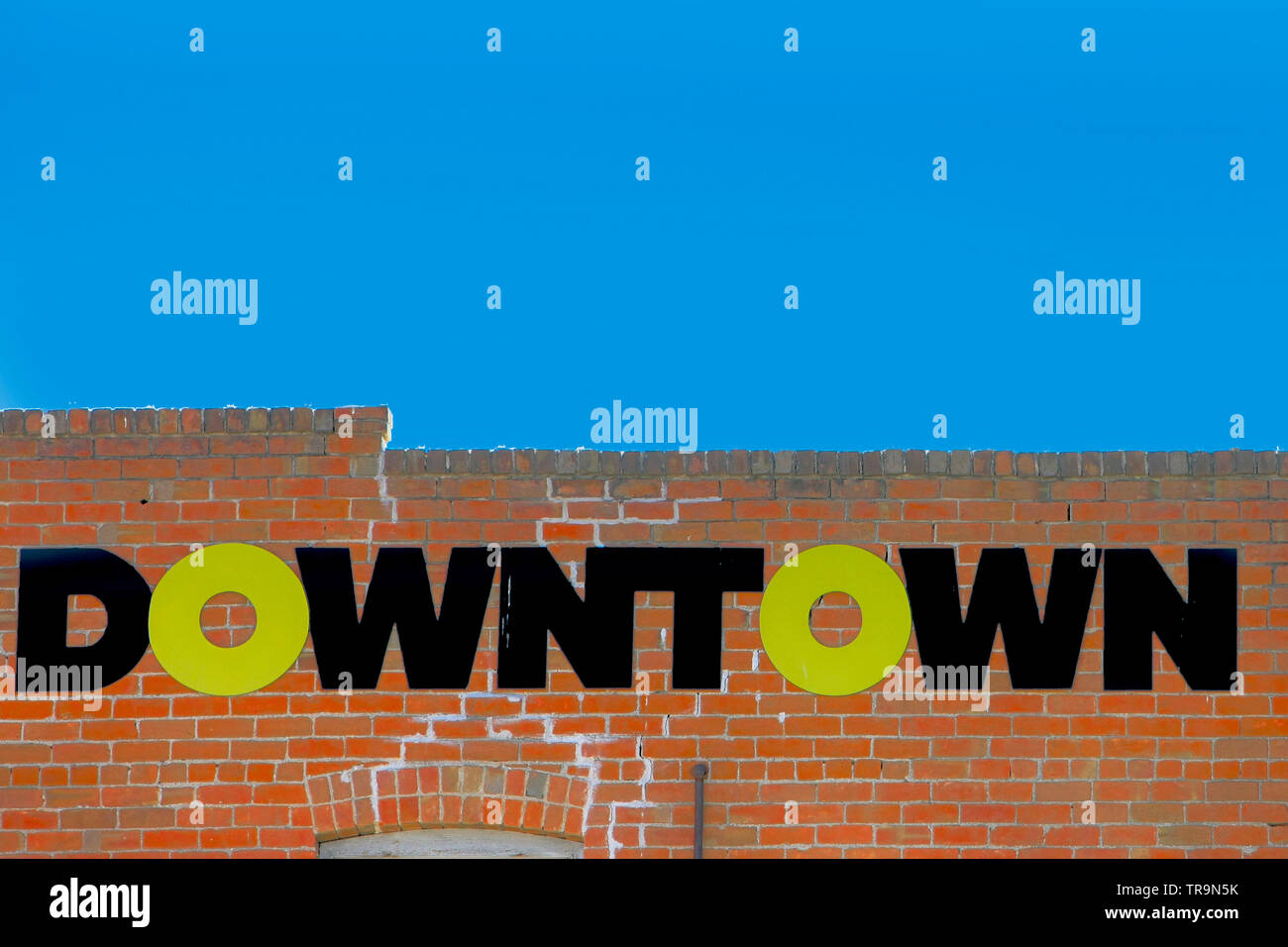 Yellow and black signage hi-res stock photography and images - Alamy