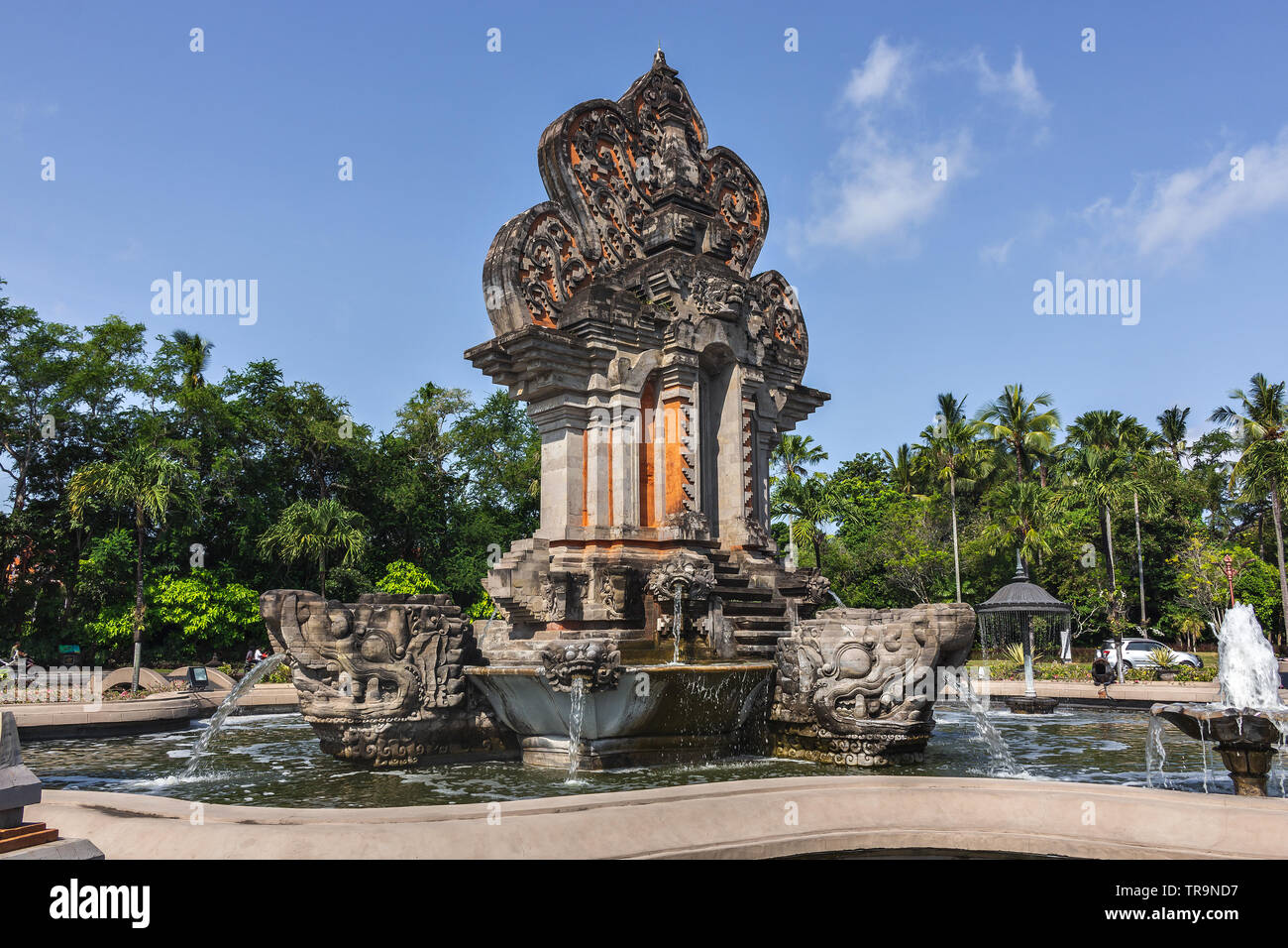 Statues on roundabout in hi-res stock photography and images - Alamy
