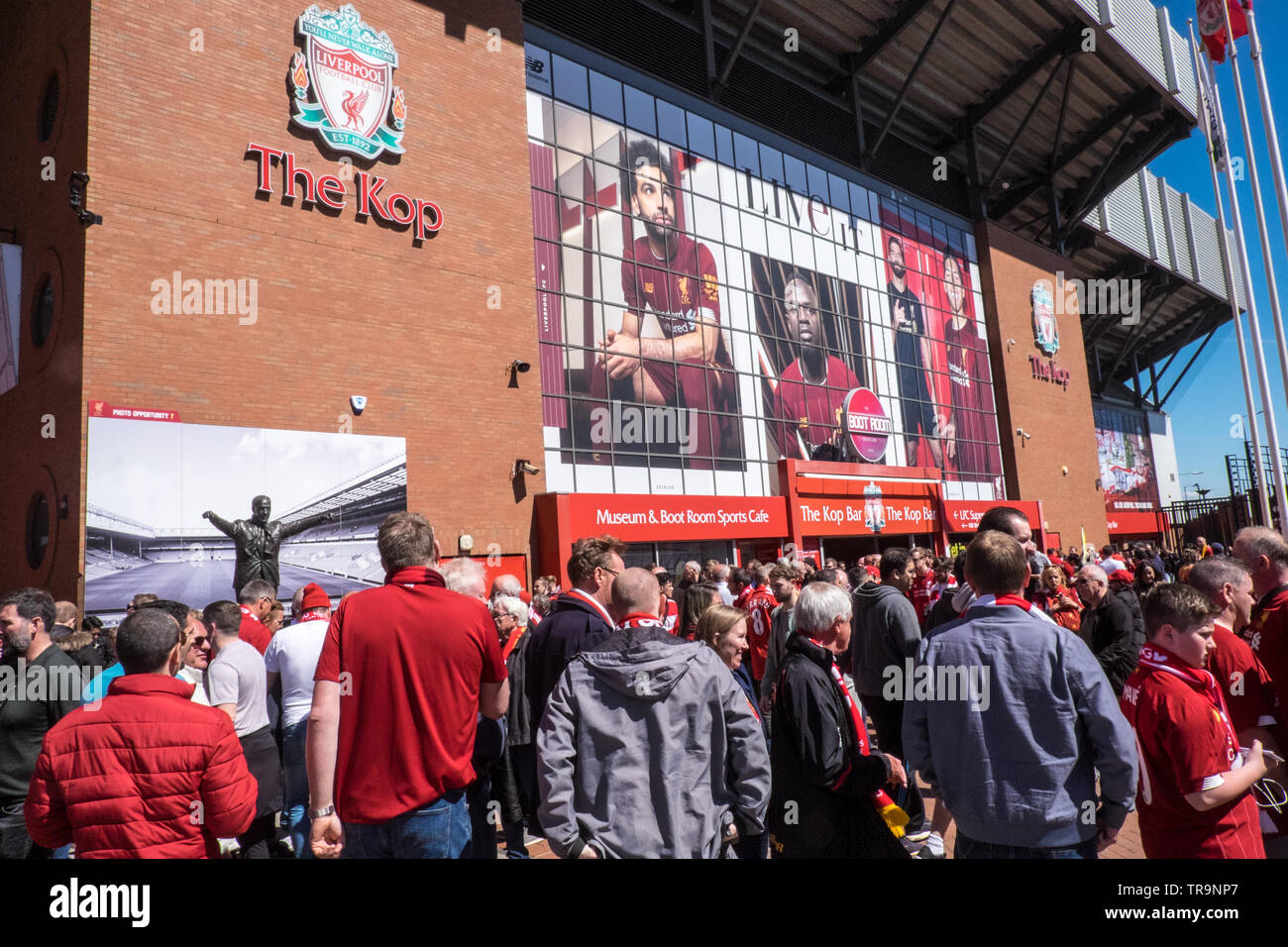 Anfield kop fans hi-res stock photography and images - Alamy