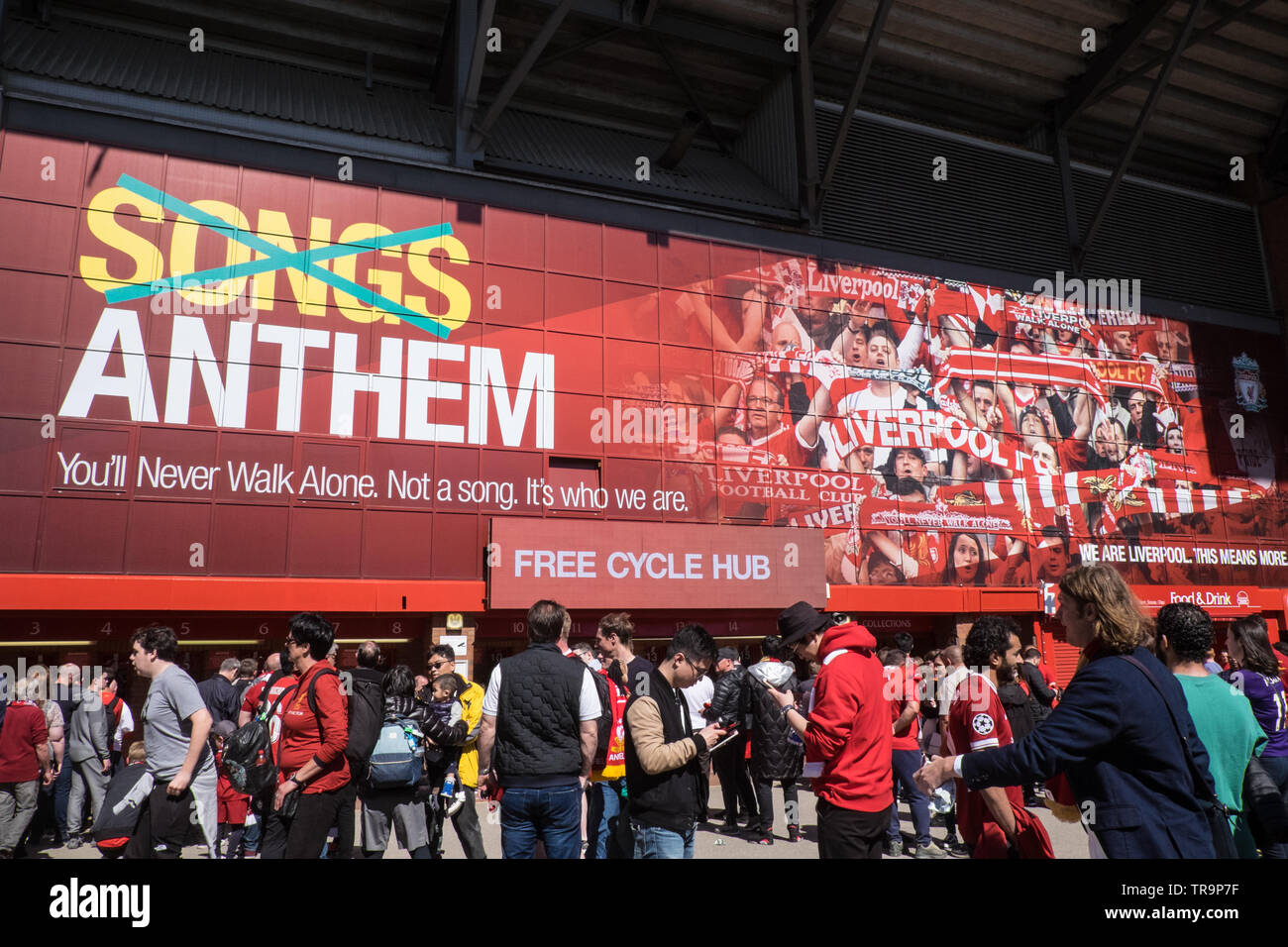 English premier league song hi-res stock photography and images - Alamy