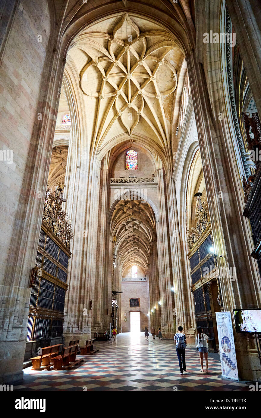 Interior cathedral archways hi-res stock photography and images - Alamy