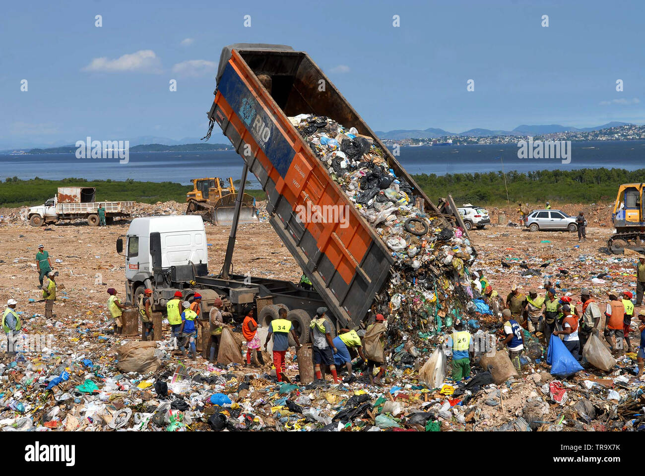 Rio janeiro brazil garbage truck hi-res stock photography and images ...