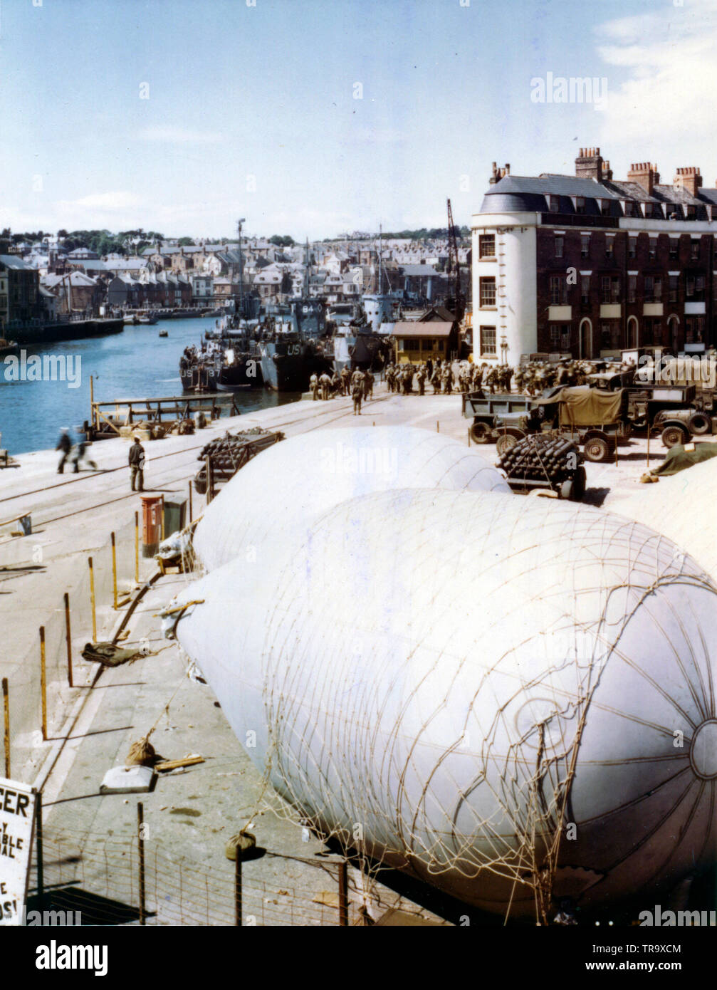 Barrage balloons hi-res stock photography and images - Alamy