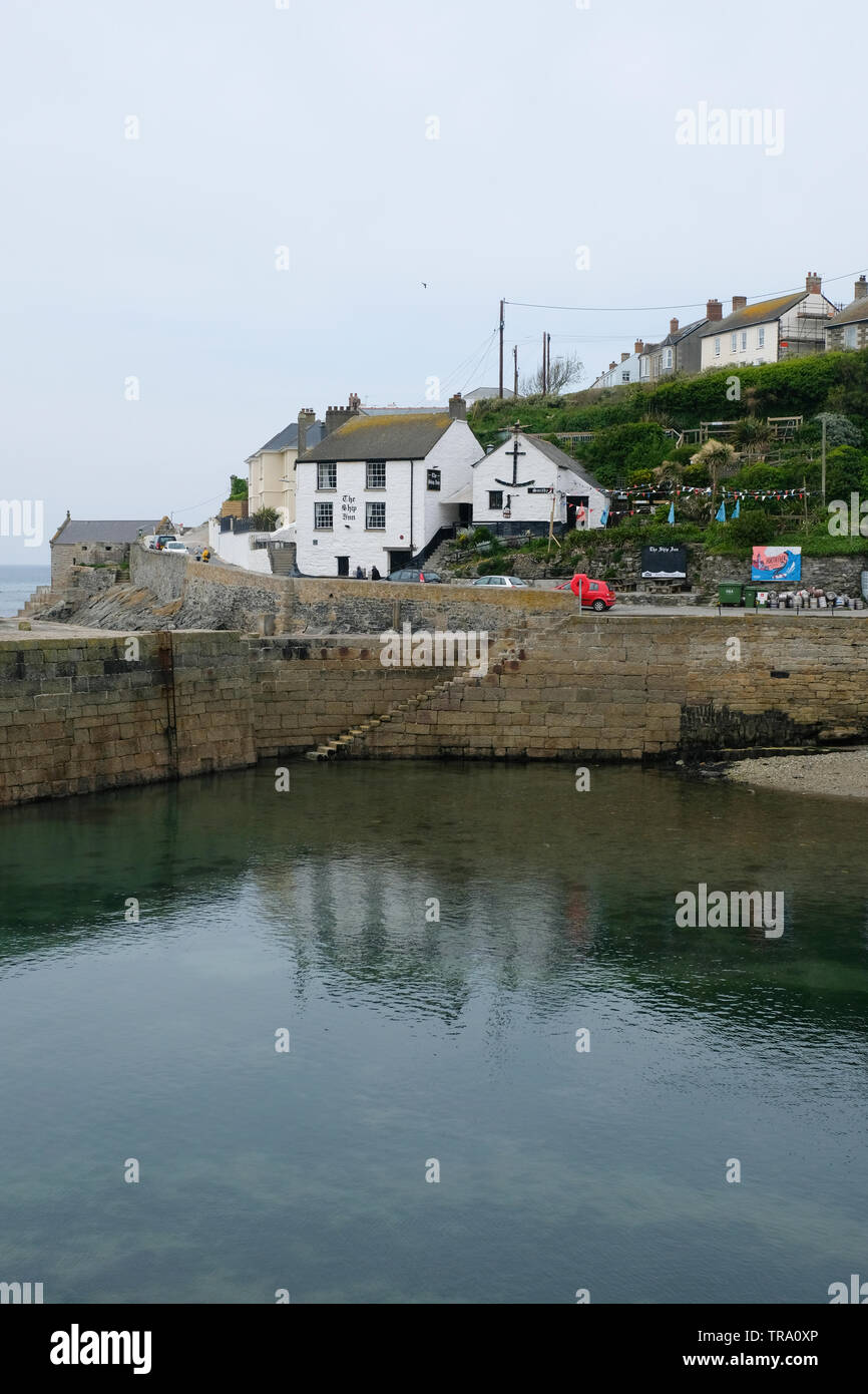 The Ship Inn at the entrance to Porthleven harbour in Cornwall Stock ...