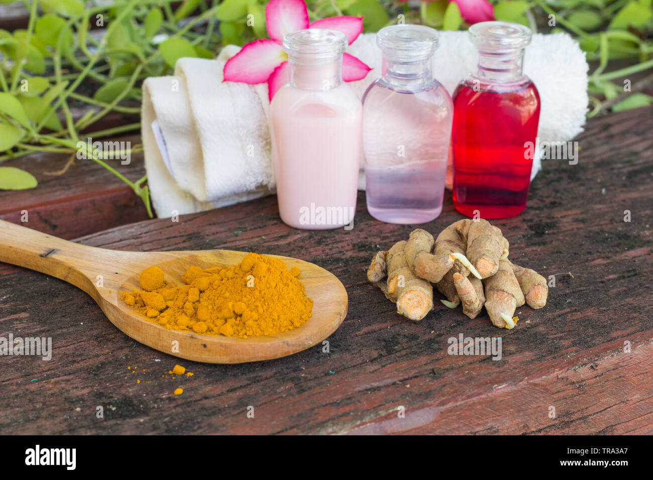 powder turmeric in wooden ladle, blur spa product background Stock ...