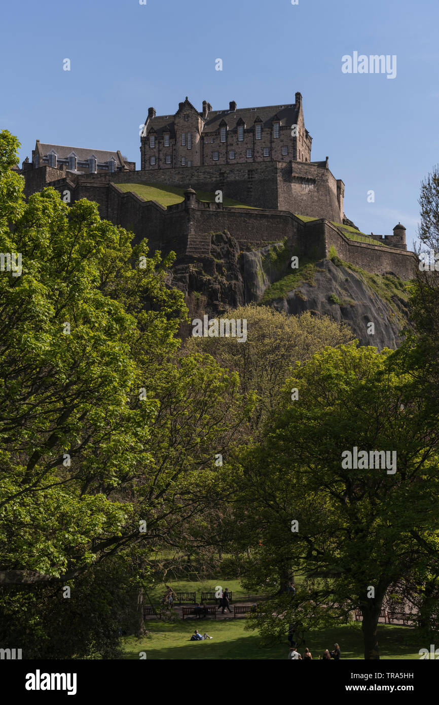 Edinburgh Castle towers above Princes street gardens in the centre of ...