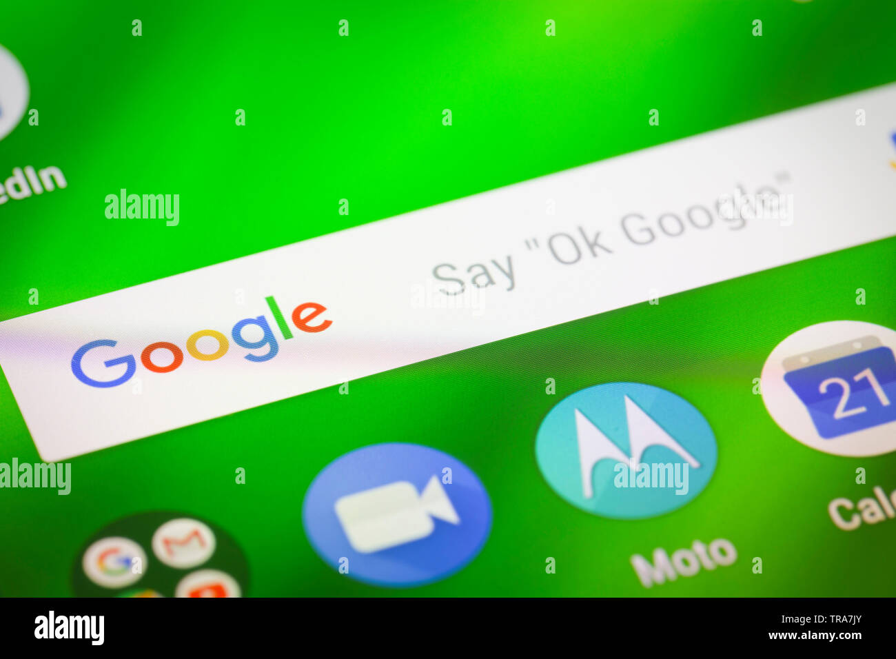Google logo icon on mobile phone screen Stock Photo - Alamy