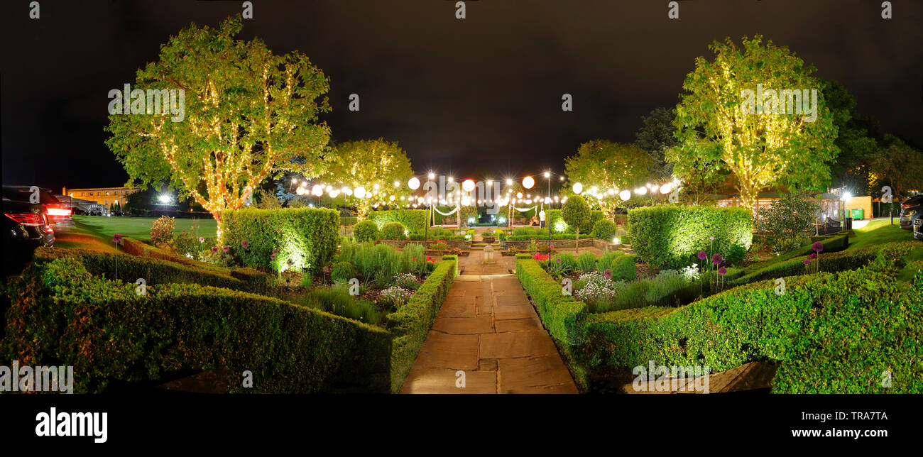 Uk night time garden hi-res stock photography and images - Alamy