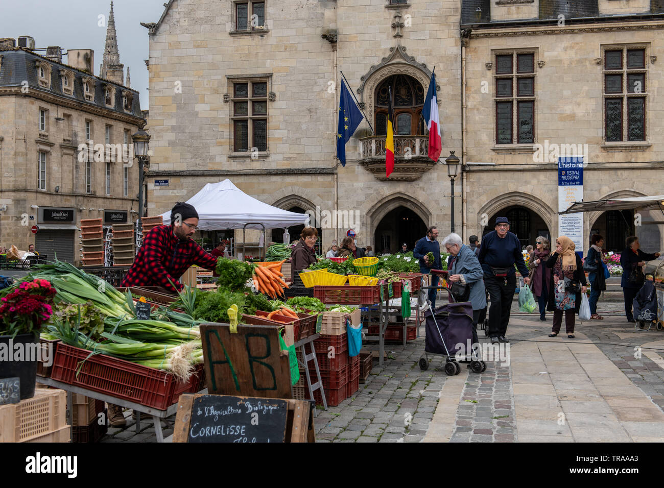 Outdoor Farmer's Market in Libourne, France Stock Photo - Alamy