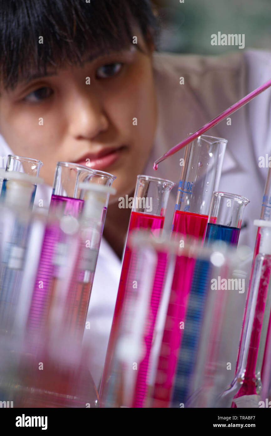 Professor in lab with students hi-res stock photography and images - Alamy