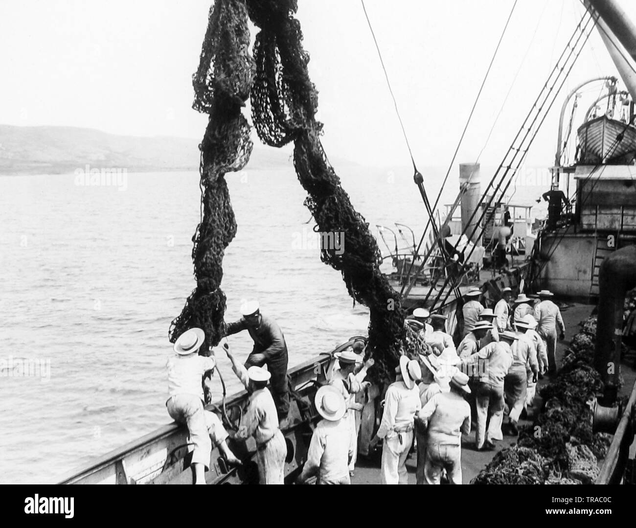 Royal Navy anti submarine nets during WW1 Stock Photo - Alamy