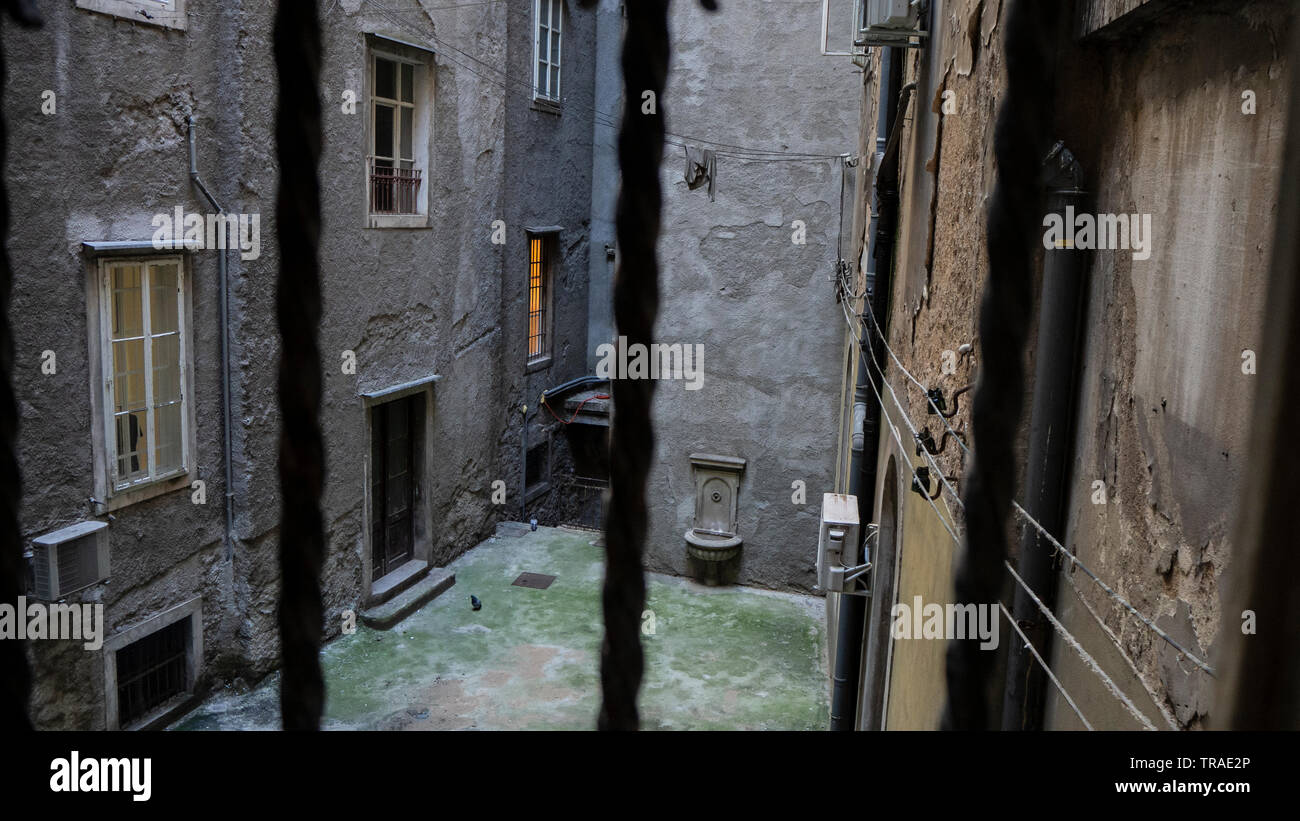 Empty courtyard hi-res stock photography and images - Alamy