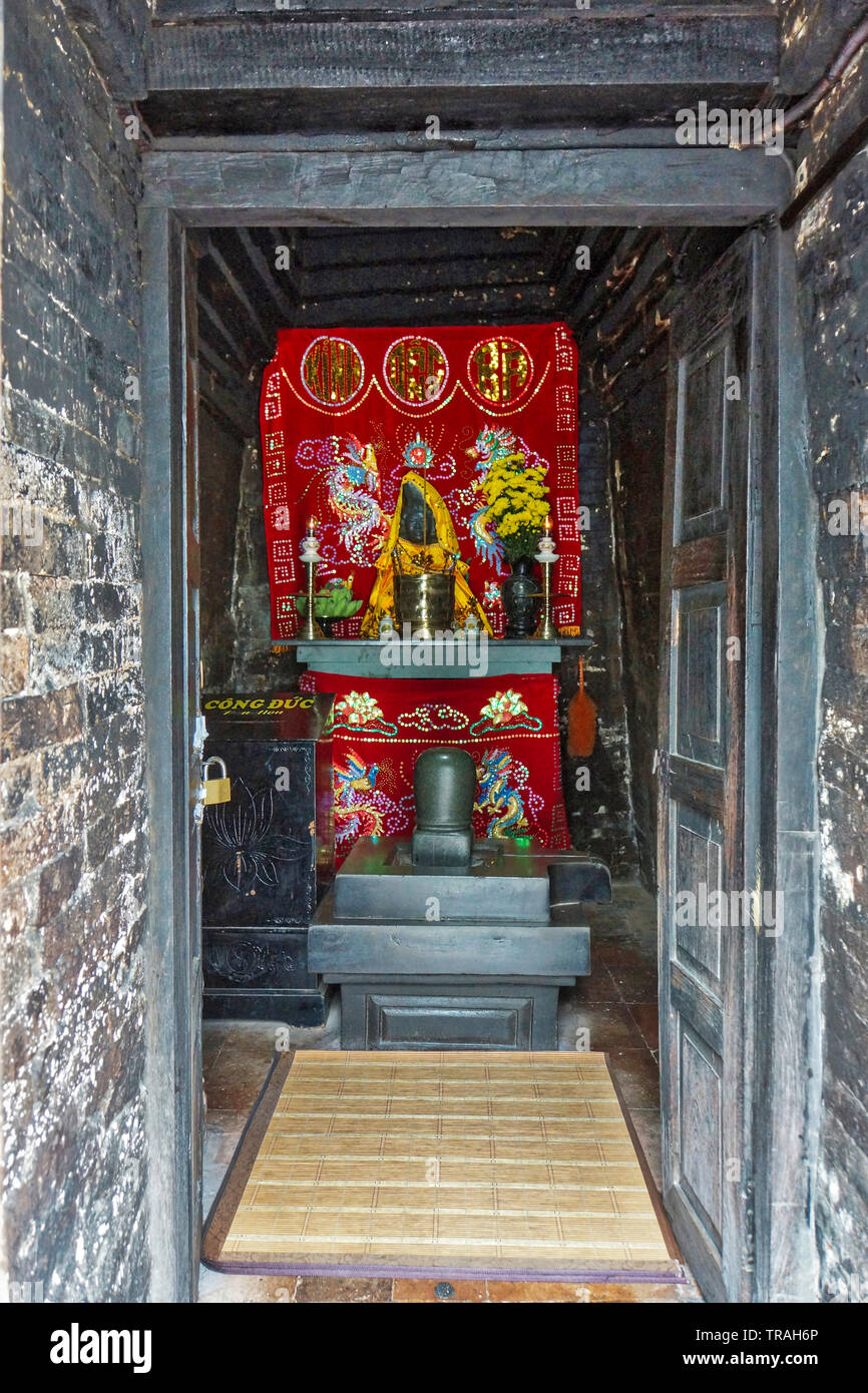 Hindu altar inside one of the structures at Cham Towers. Nha Trang ...