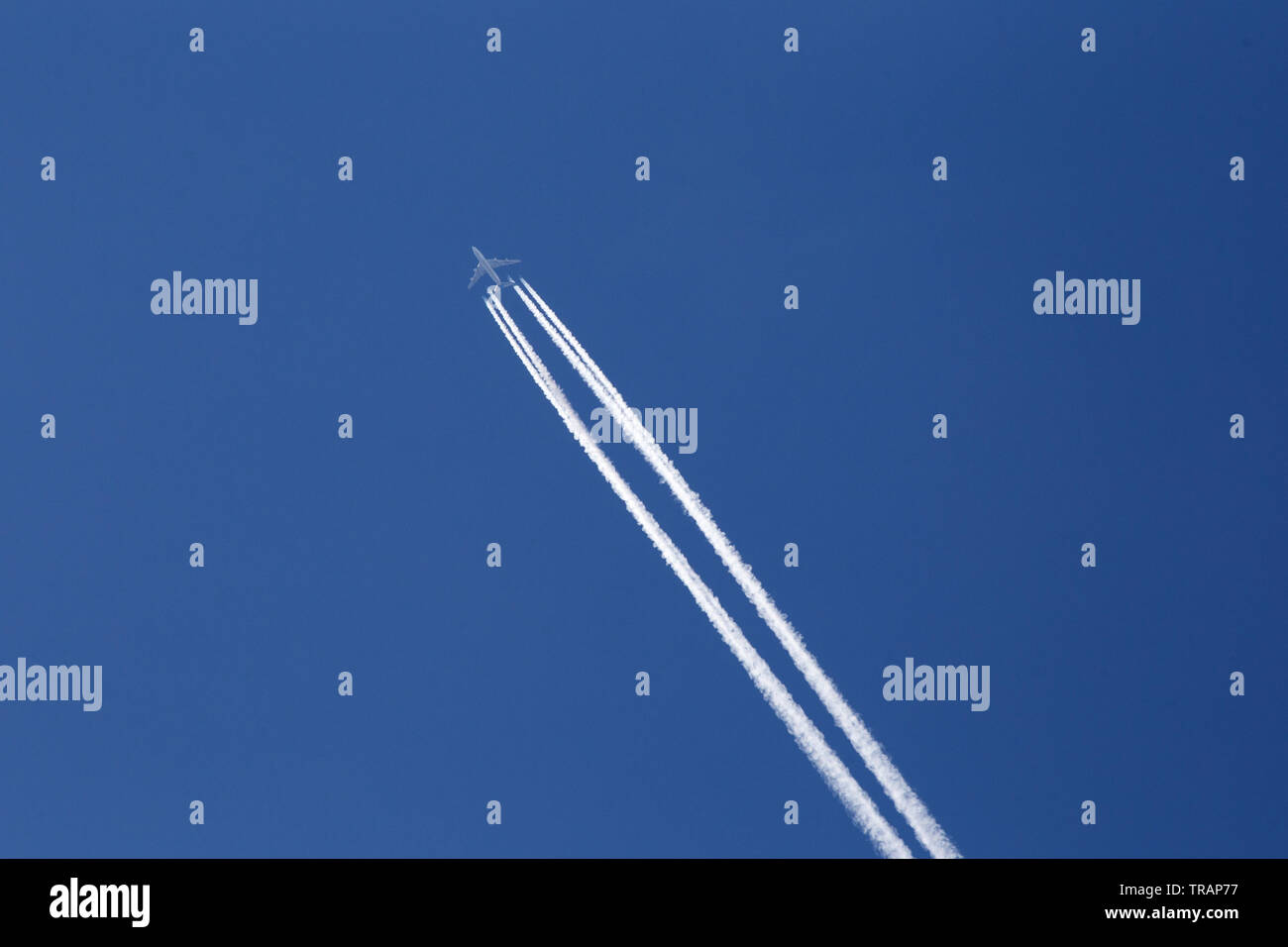 A passenger plane at cruising altitude Stock Photo - Alamy