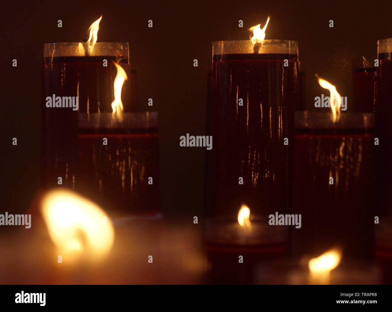 Candle light background hi-res stock photography and images - Alamy