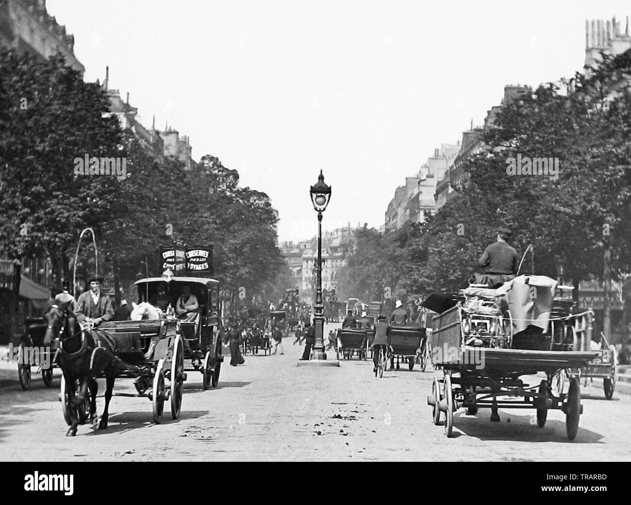Paris street scene vintage hi-res stock photography and images - Alamy