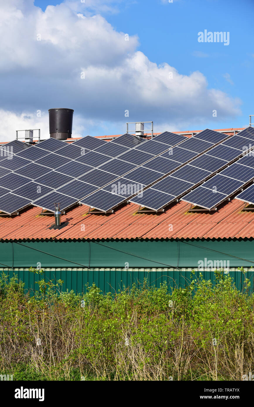 Bank of solar panels hi-res stock photography and images - Alamy