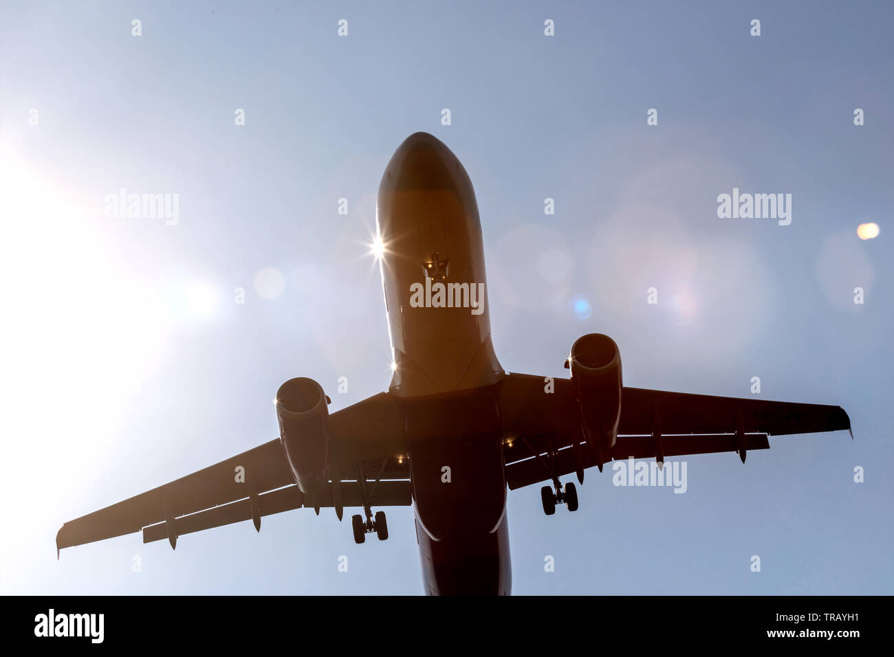 Airplane from below hi-res stock photography and images - Alamy