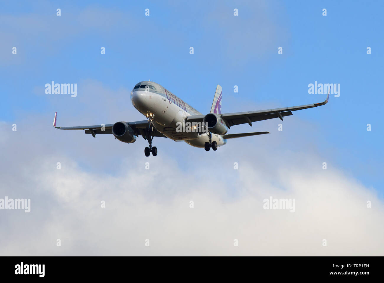 Qatar airways airbus a320 aircraft hi-res stock photography and images ...