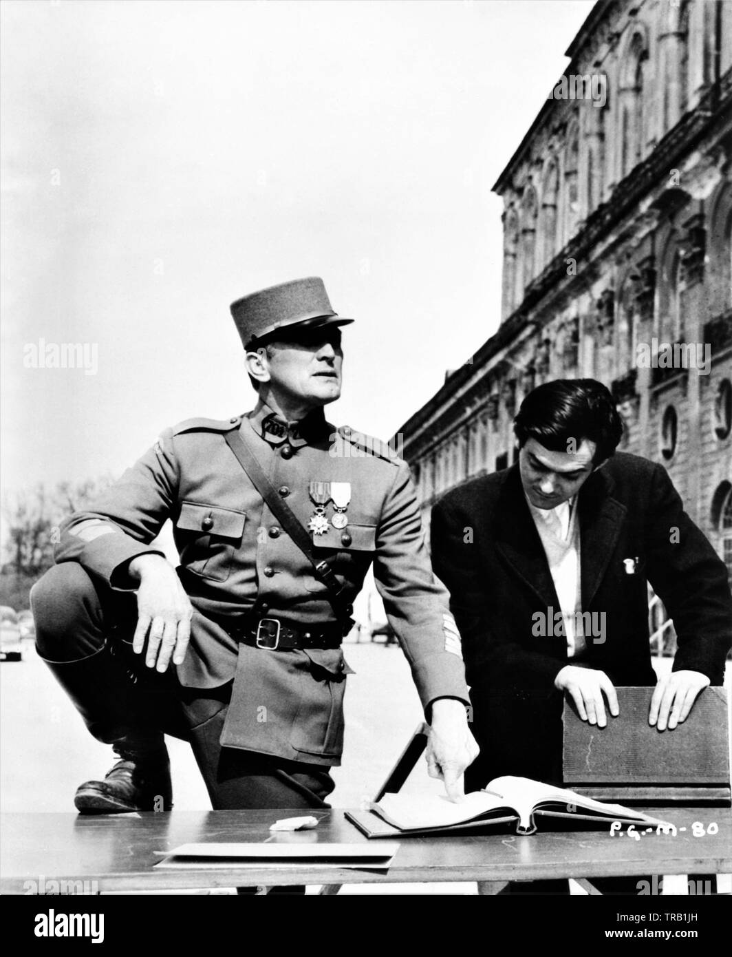 KIRK DOUGLAS as Colonel Dax and director STANLEY KUBRICK on location ...
