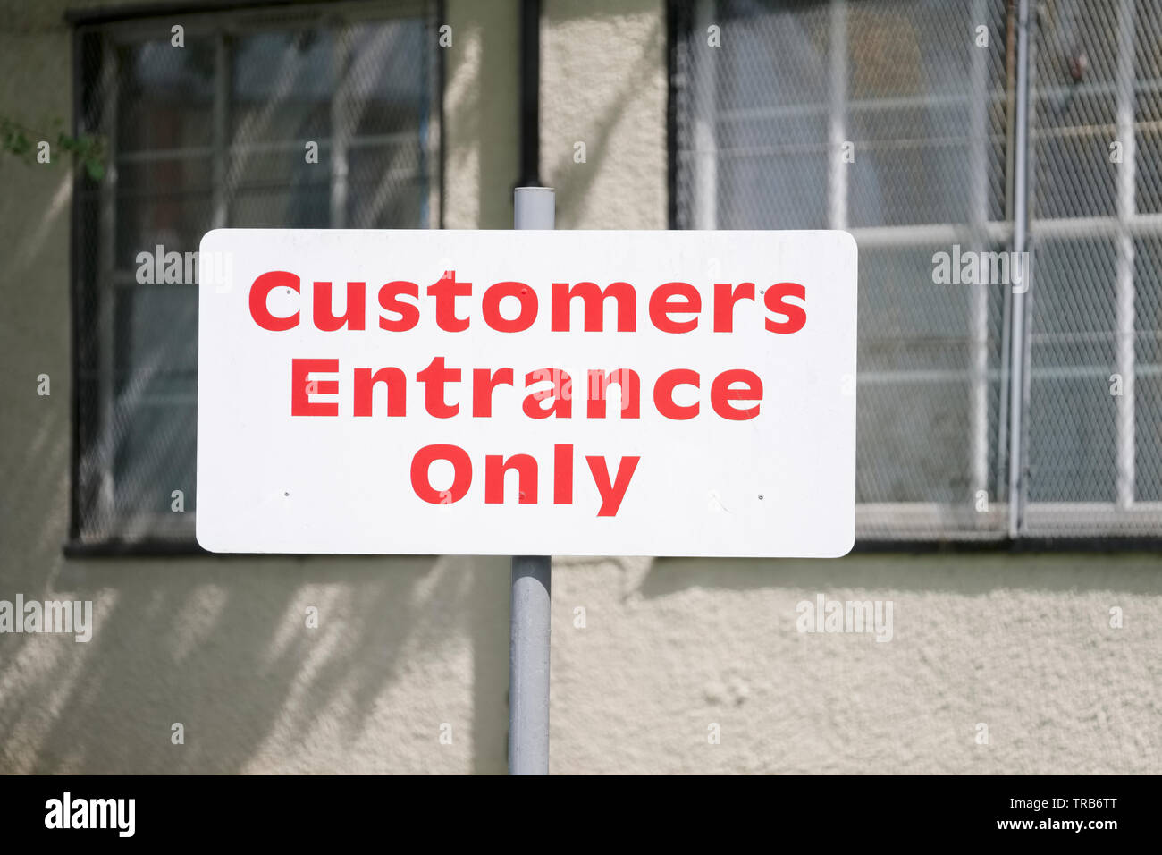 Customer parking only sign hi-res stock photography and images - Alamy