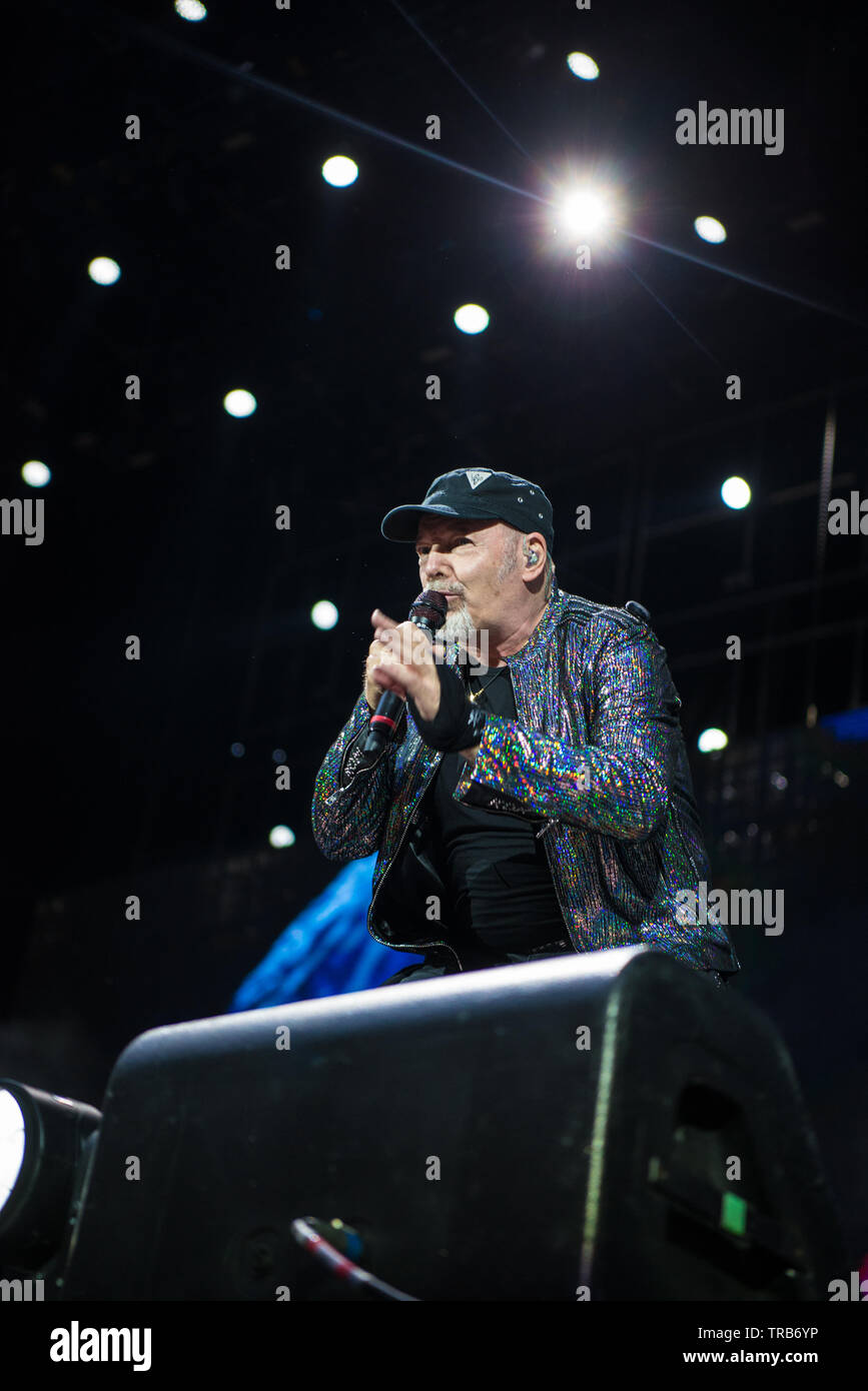 Vasco Rossi performed last night in Milan at San Siro Stadium for the ...