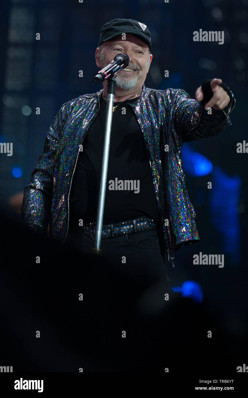 Vasco Rossi performed last night in Milan at San Siro Stadium for the ...