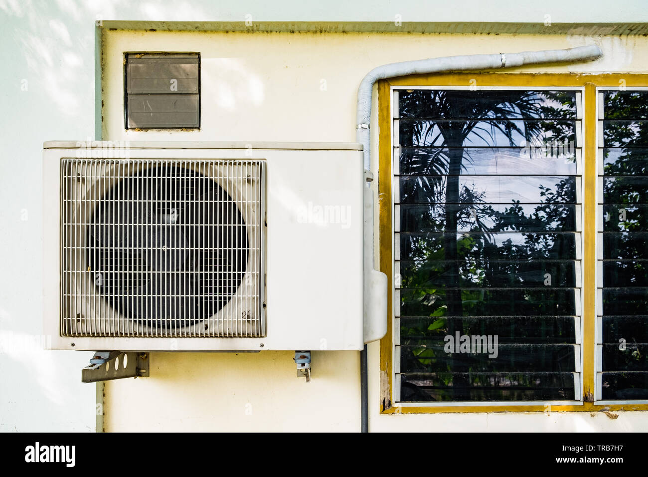 Vintage window air conditioner hi-res stock photography and images - Alamy