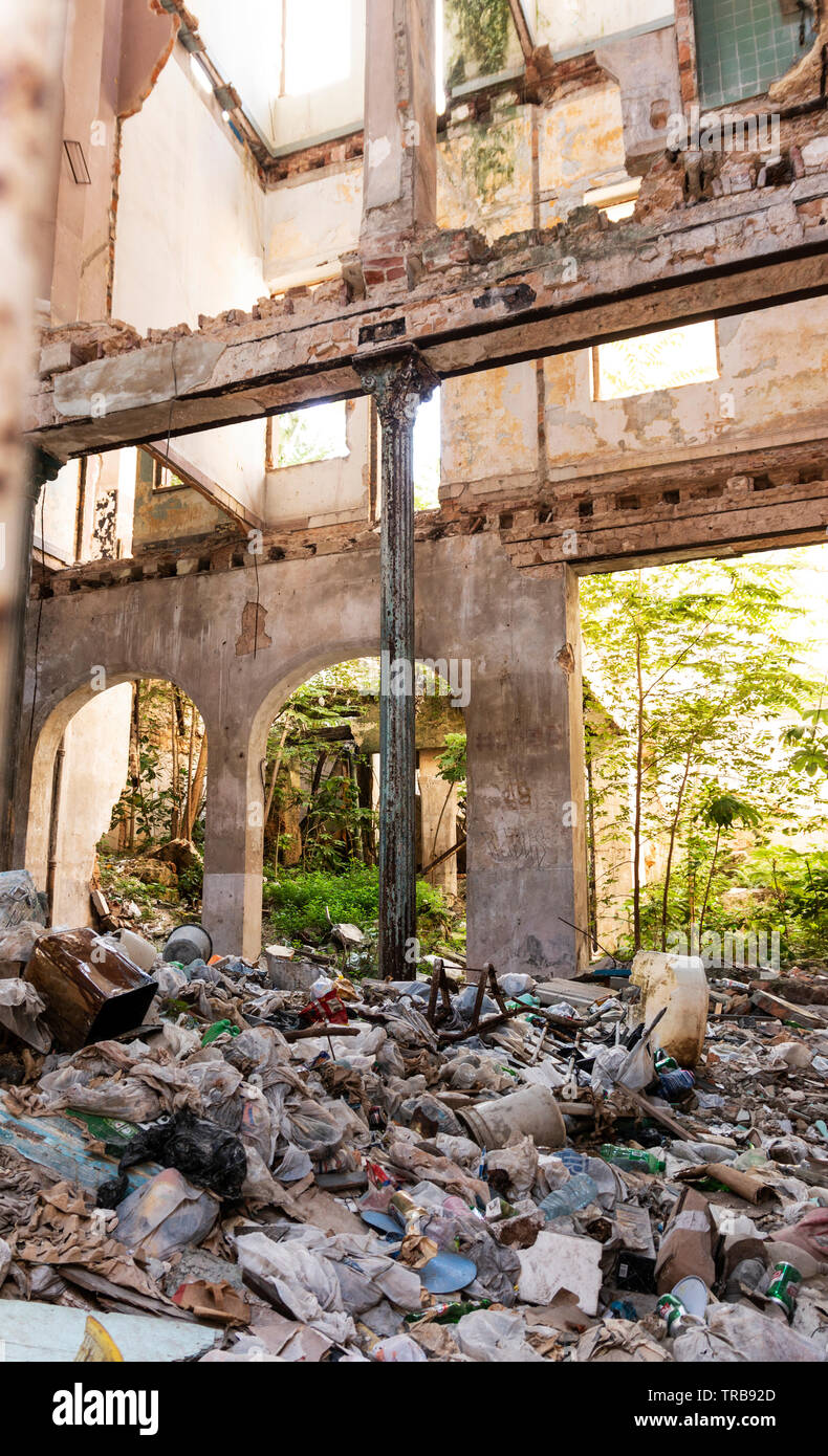 Havan crumbling building hi-res stock photography and images - Alamy