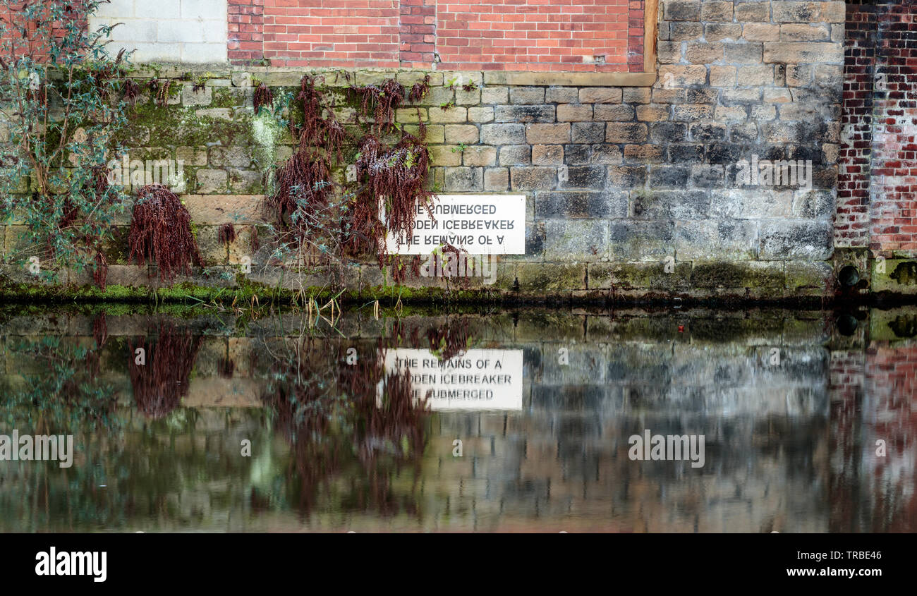 Vintage canal sign hi-res stock photography and images - Alamy