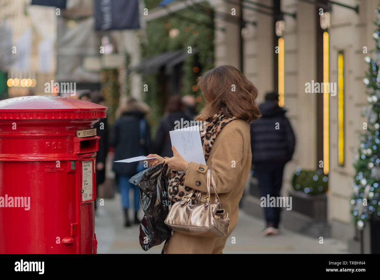 British postbox hi-res stock photography and images - Alamy