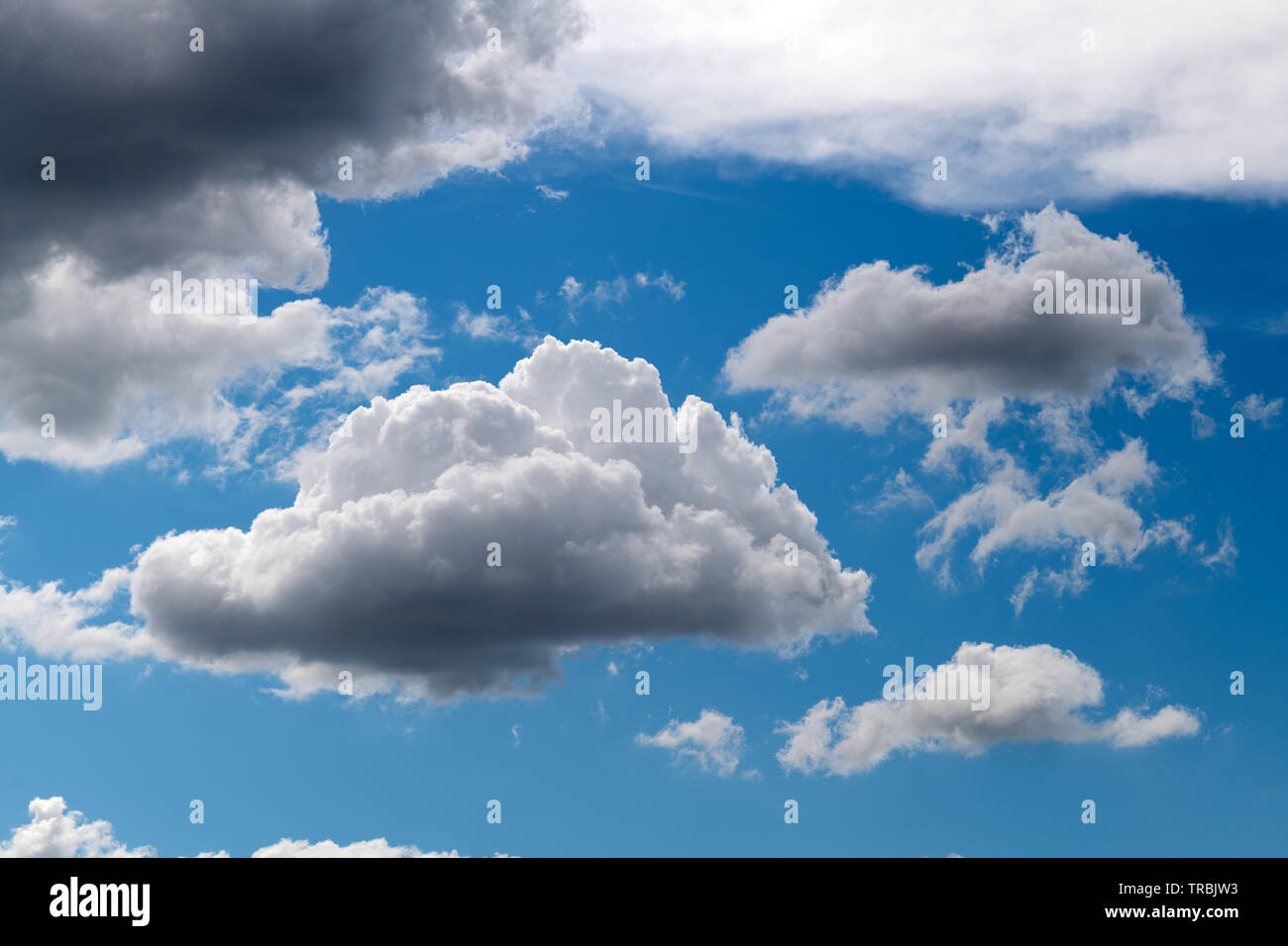 Few clouds in the sky hi-res stock photography and images - Alamy