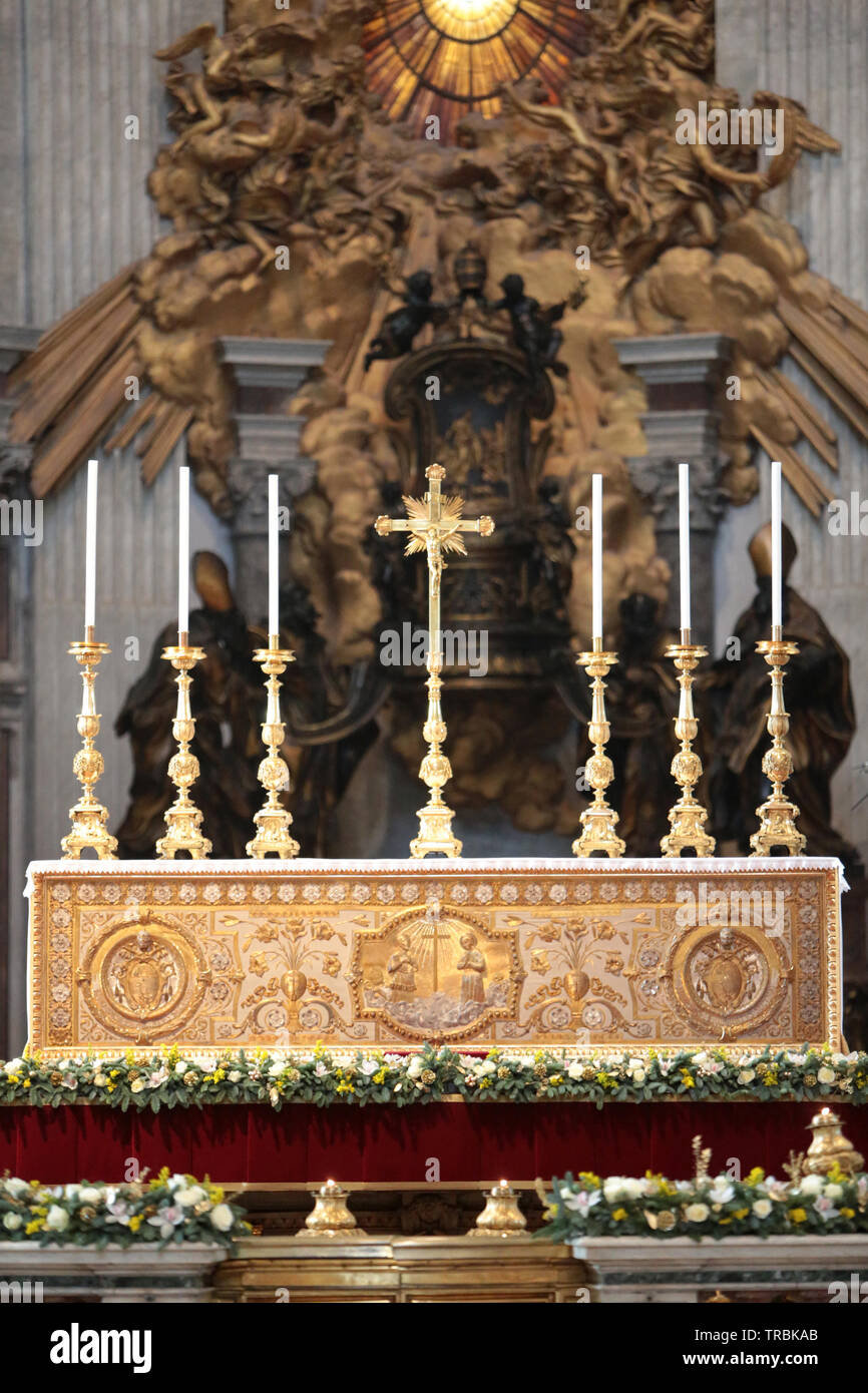 The Papal Altar. Interior of St. Peter's Basilica. Rome. Italie Stock ...