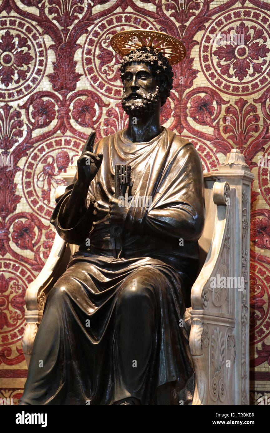 Saint Peter Enthroned statue. XIIIè siècle. St. Peter's Basilica. Rome ...