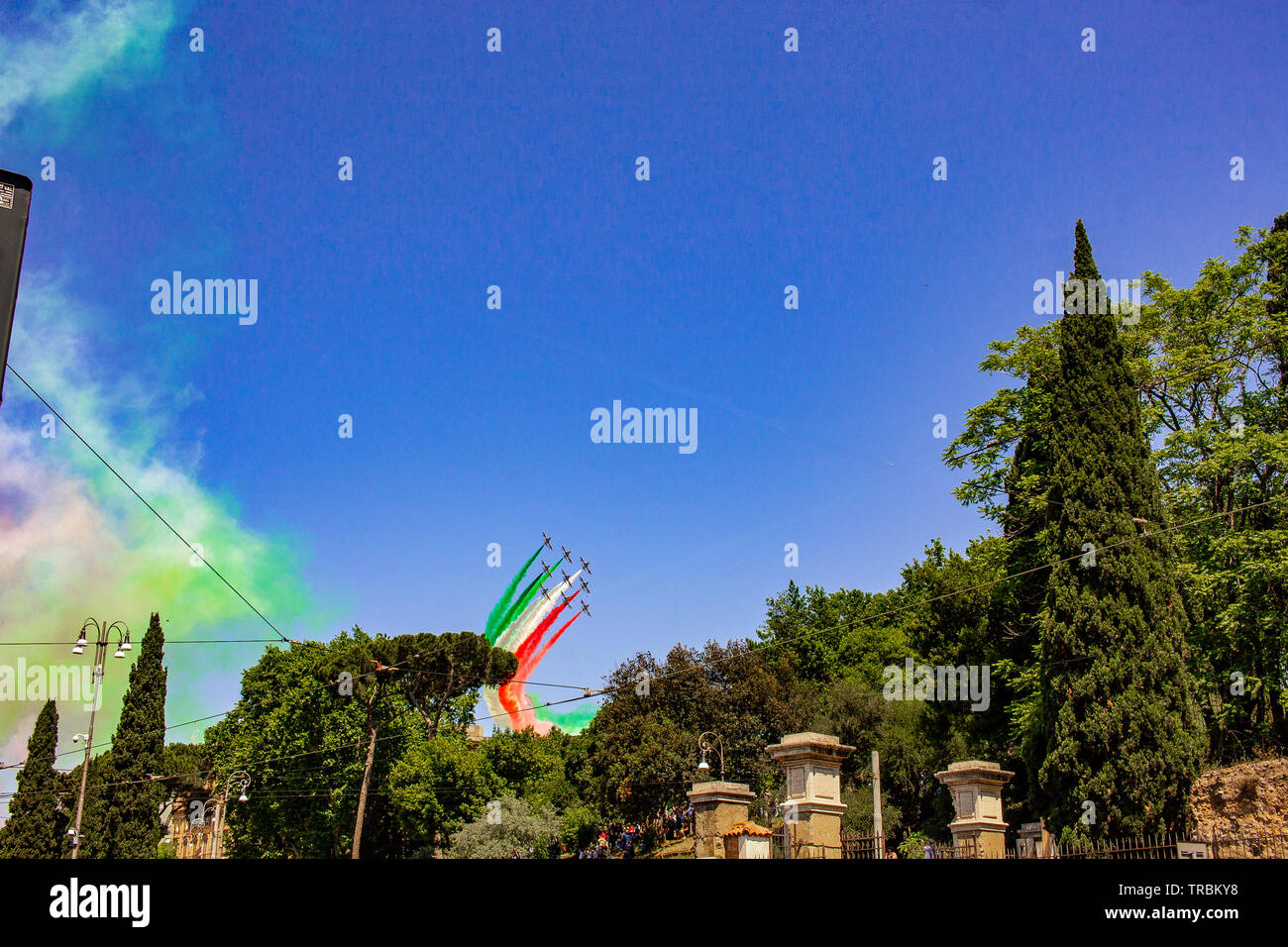 Italian tricolor arrows hi-res stock photography and images - Alamy
