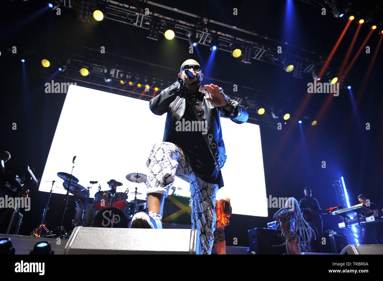 Sia performing hi-res stock photography and images - Alamy