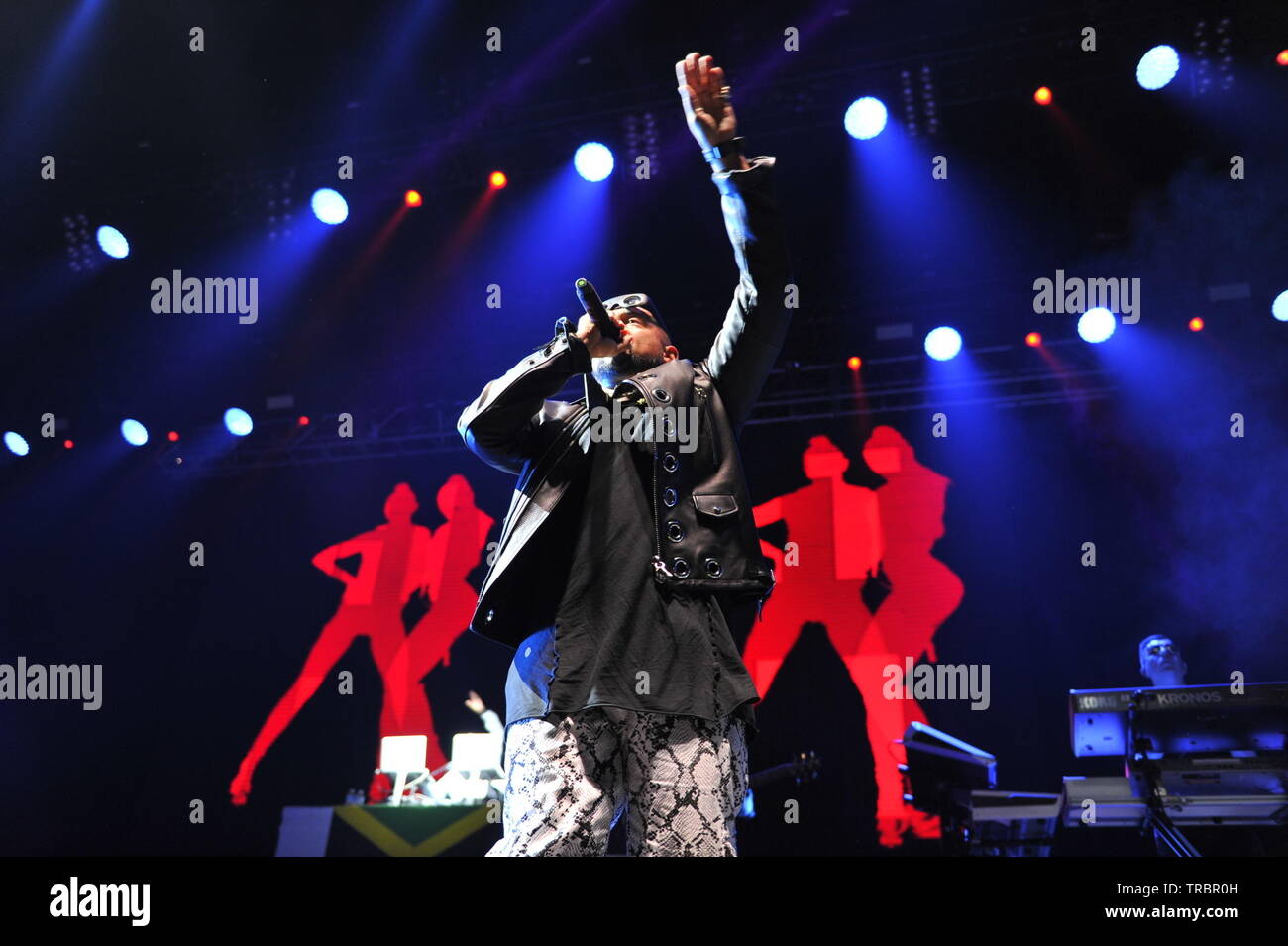 Sia performing hi-res stock photography and images - Alamy