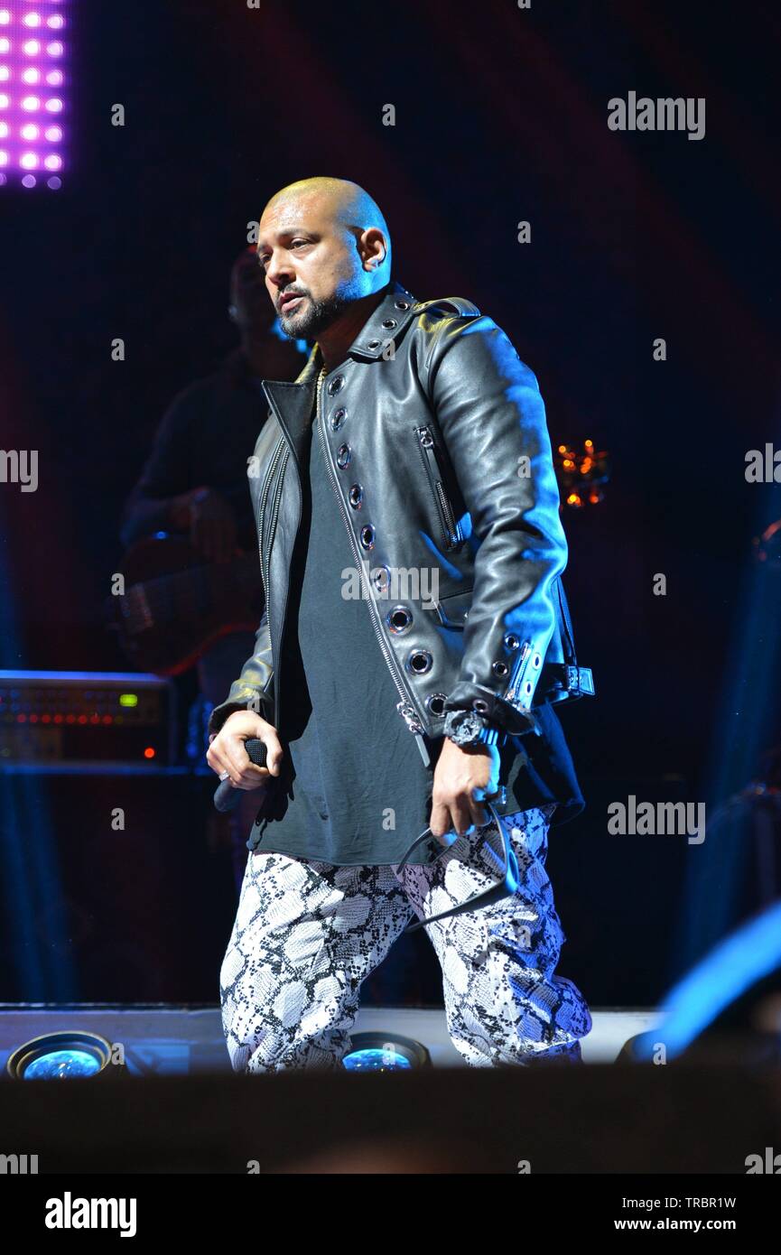 Sia singer hi-res stock photography and images - Alamy