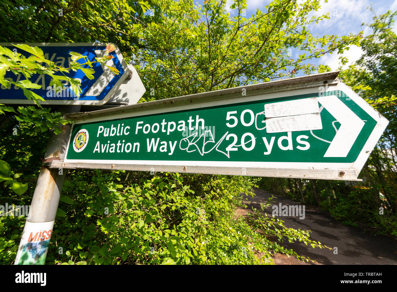 Footpath direction sign hi-res stock photography and images - Alamy