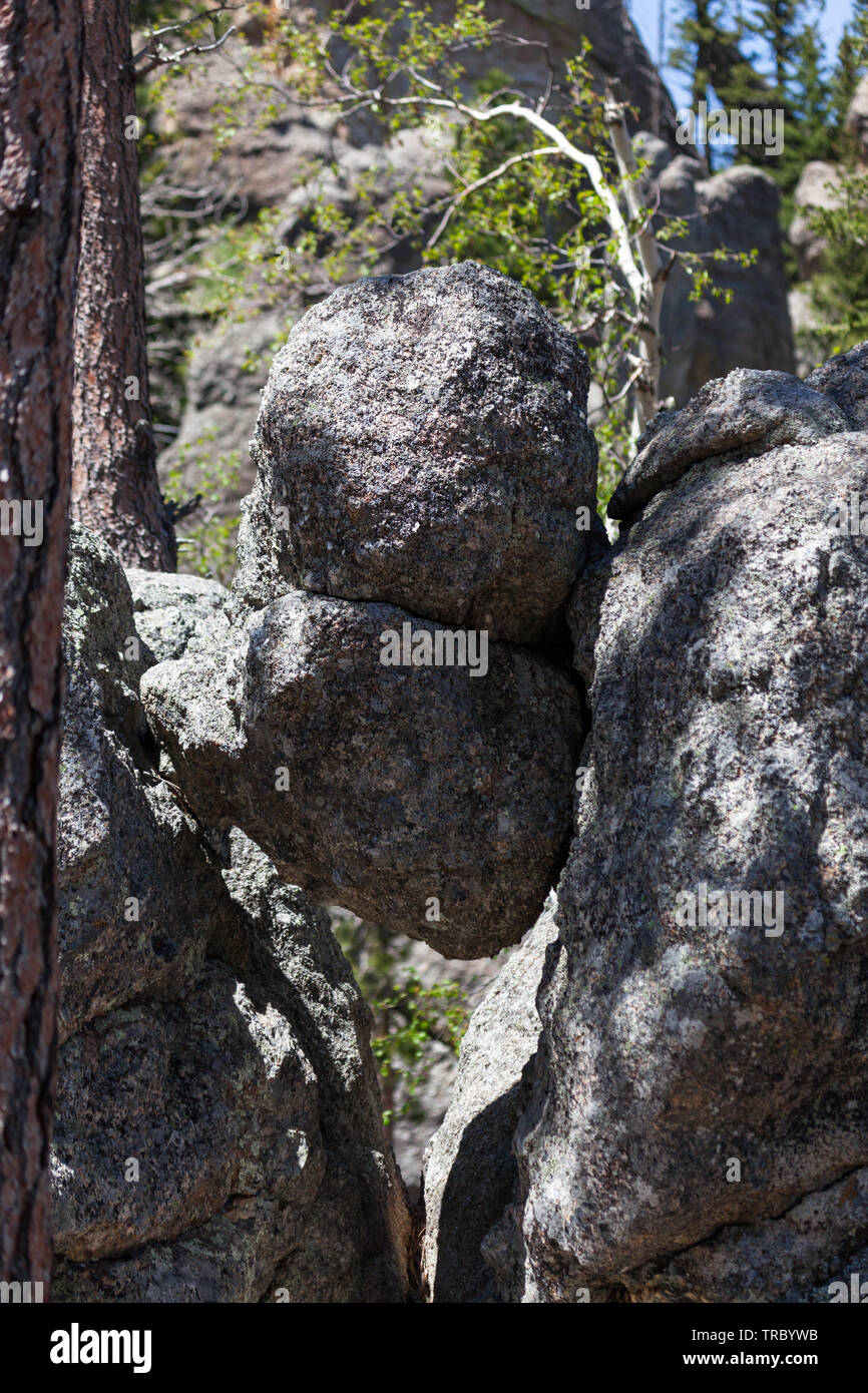 Wedged boulder hi-res stock photography and images - Alamy