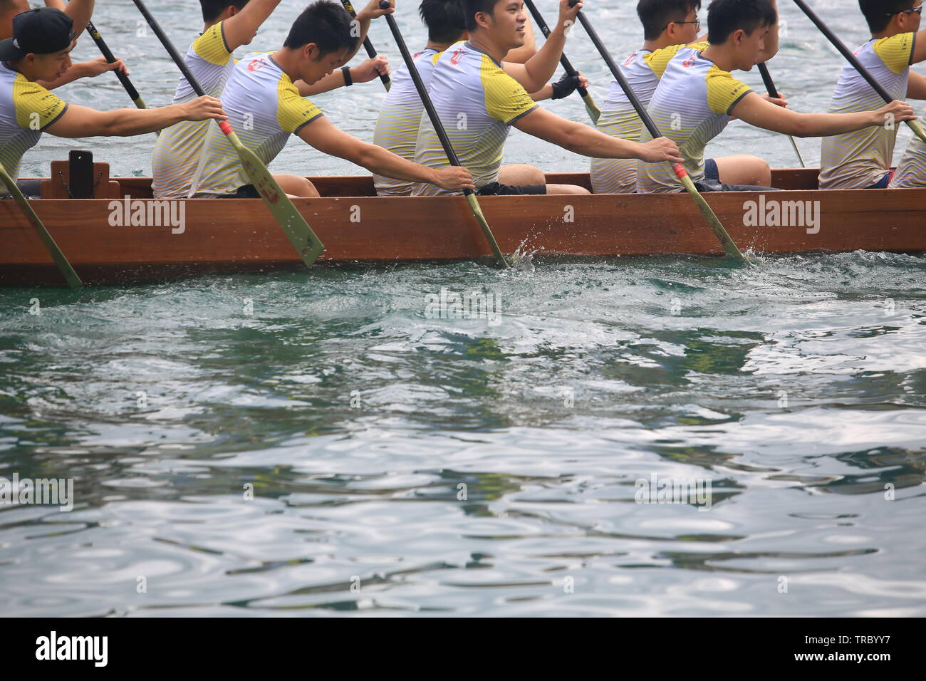 dragon boat racing in Chai Wan Stock Photo - Alamy