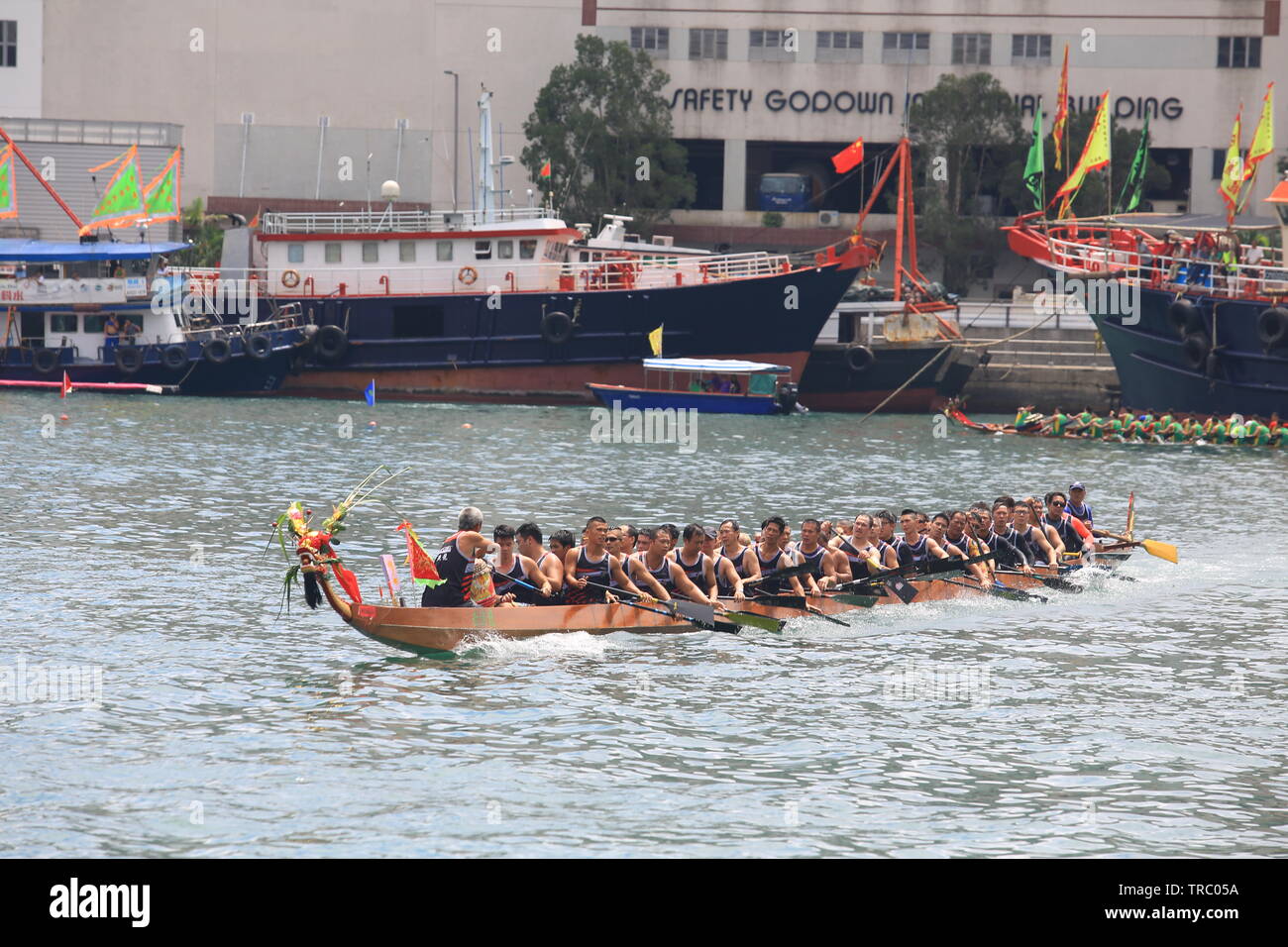 dragon boat racing in Chai Wan Stock Photo - Alamy