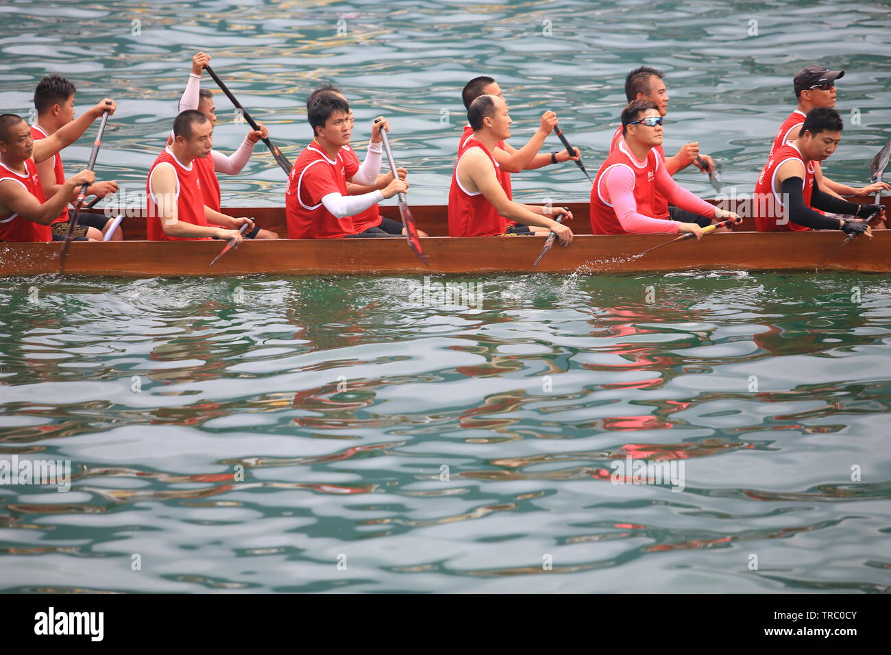 dragon boat racing in Chai Wan Stock Photo - Alamy