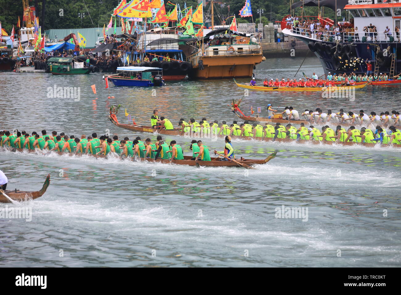 dragon boat racing in Chai Wan Stock Photo - Alamy