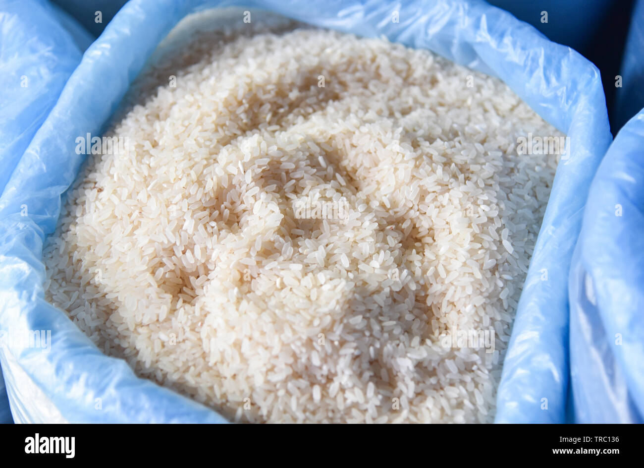 Uncooked rice sale in market hi-res stock photography and images - Alamy