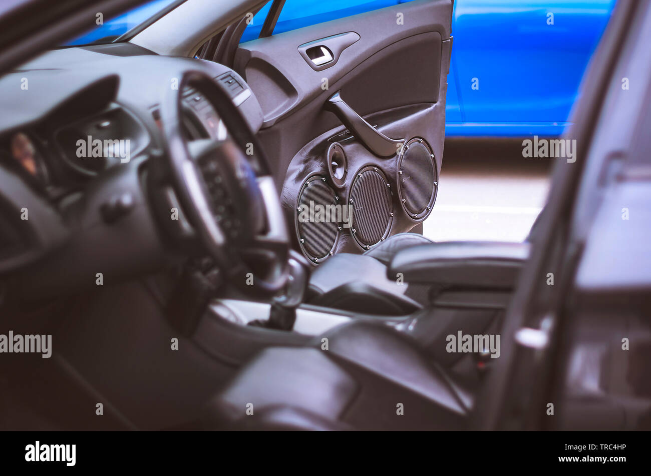 Car audio with loud speakers hi-res stock photography and images - Alamy